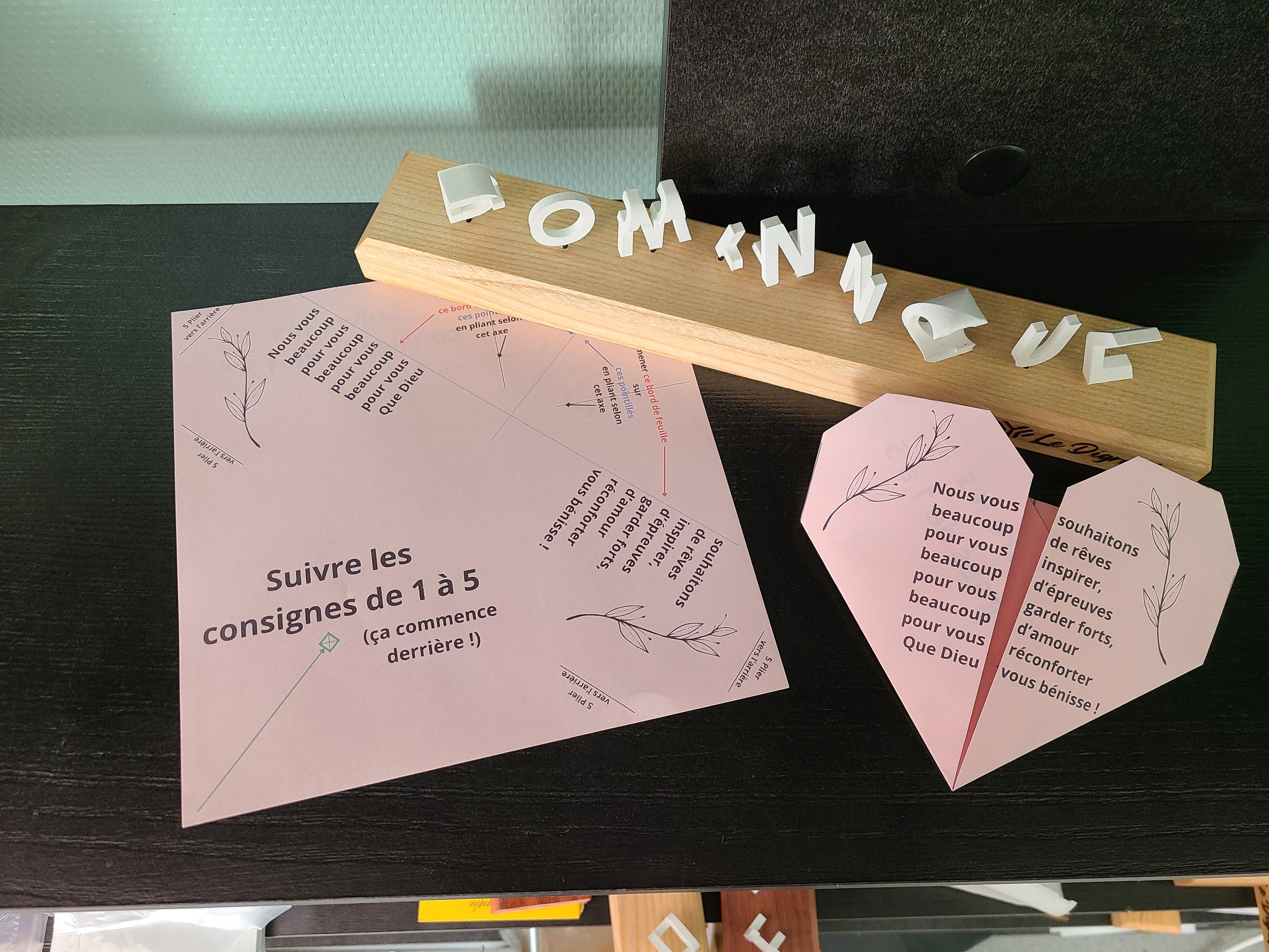 Digraphe et une carte origami en papier